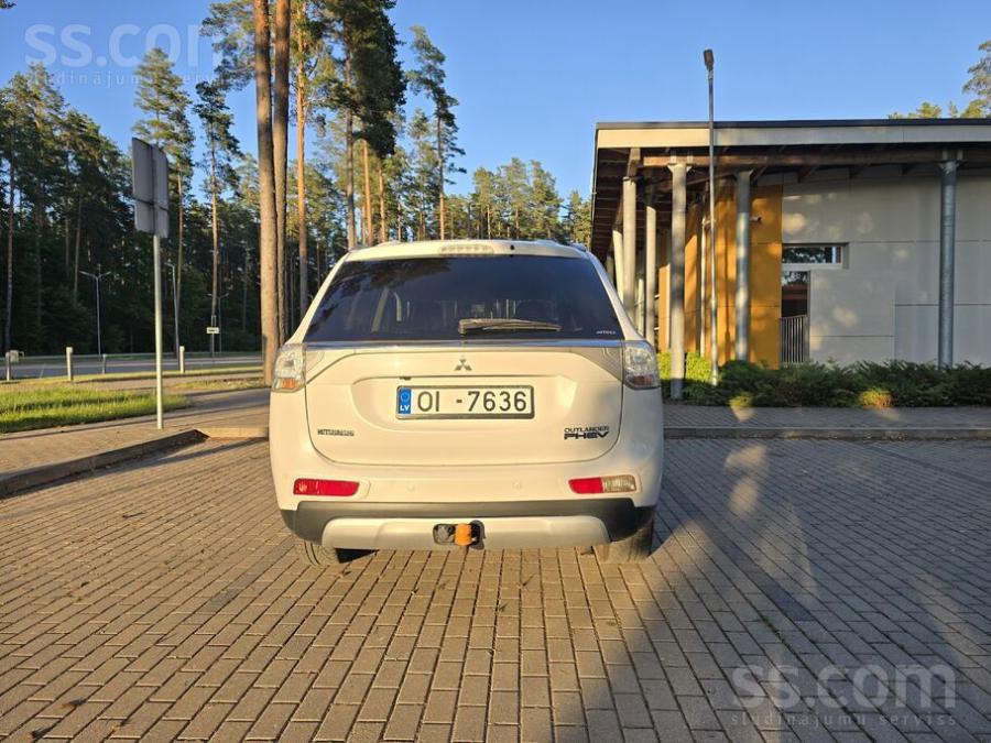 Balts Mitsubishi Outlander 2015 Rīga, ar dzinēja tilpumu 2.00 L un nobraukumu 262 tūkst. km par 9300 €, foto 9 vietnē AUTOMOTO.COM.LV