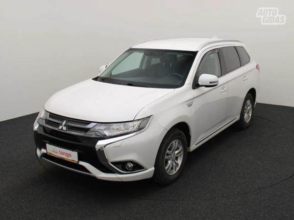 White Mitsubishi Outlander 2015 in Vilnius, with an engine capacity of 2.00 L and mileage of 220 thousand km for 12299 €, photo 1 on AUTOMOTO.COM.LV