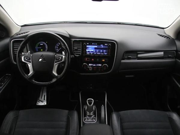 White Mitsubishi Outlander 2015 in Vilnius, with an engine capacity of 2.00 L and mileage of 220 thousand km for 12299 €, photo 2 on AUTOMOTO.COM.LV