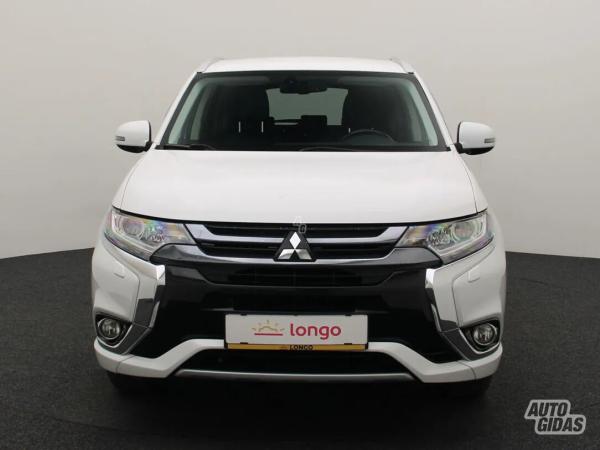 White Mitsubishi Outlander 2015 in Vilnius, with an engine capacity of 2.00 L and mileage of 220 thousand km for 12299 €, photo 3 on AUTOMOTO.COM.LV