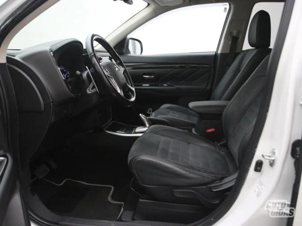 White Mitsubishi Outlander 2015 in Vilnius, with an engine capacity of 2.00 L and mileage of 220 thousand km for 12299 €, photo 4 on AUTOMOTO.COM.LV
