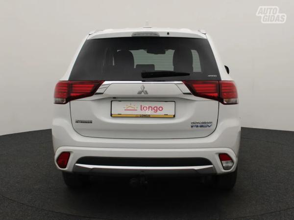 White Mitsubishi Outlander 2015 in Vilnius, with an engine capacity of 2.00 L and mileage of 220 thousand km for 12299 €, photo 5 on AUTOMOTO.COM.LV