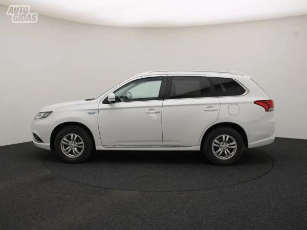 White Mitsubishi Outlander 2015 in Vilnius, with an engine capacity of 2.00 L and mileage of 220 thousand km for 12299 €, photo 6 on AUTOMOTO.COM.LV