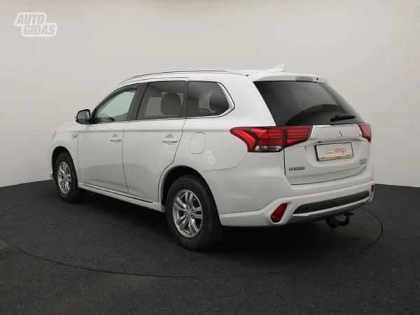 White Mitsubishi Outlander 2015 in Vilnius, with an engine capacity of 2.00 L and mileage of 220 thousand km for 12299 €, photo 7 on AUTOMOTO.COM.LV