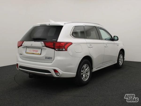 White Mitsubishi Outlander 2015 in Vilnius, with an engine capacity of 2.00 L and mileage of 220 thousand km for 12299 €, photo 8 on AUTOMOTO.COM.LV