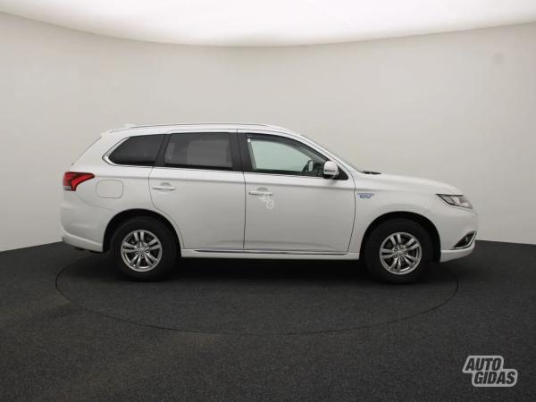 White Mitsubishi Outlander 2015 in Vilnius, with an engine capacity of 2.00 L and mileage of 220 thousand km for 12299 €, photo 9 on AUTOMOTO.COM.LV