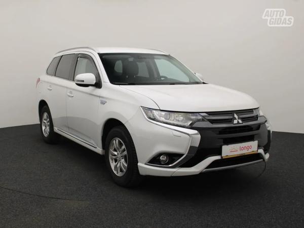 White Mitsubishi Outlander 2015 in Vilnius, with an engine capacity of 2.00 L and mileage of 220 thousand km for 12299 €, photo 10 on AUTOMOTO.COM.LV