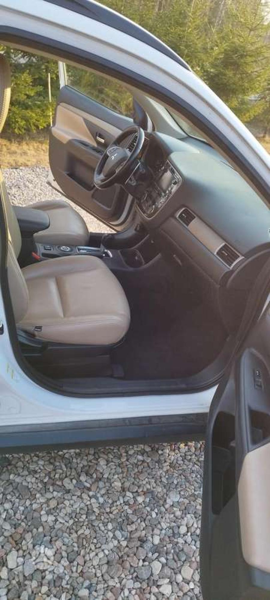 Balts Mitsubishi Outlander 2015 Viļņa, ar dzinēja tilpumu 2.40 L un nobraukumu 283 tūkst. km par 6500 €, foto 5 vietnē AUTOMOTO.COM.LV