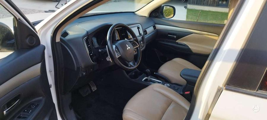 Balts Mitsubishi Outlander 2015 Viļņa, ar dzinēja tilpumu 2.40 L un nobraukumu 283 tūkst. km par 6500 €, foto 11 vietnē AUTOMOTO.COM.LV