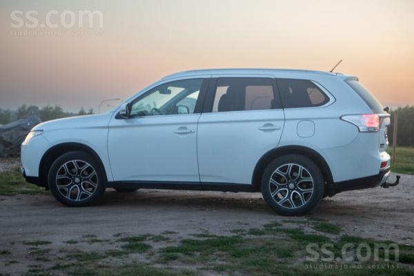Balts Mitsubishi Outlander 2015 Daugavpils, ar dzinēja tilpumu 2.00 L un nobraukumu 326 tūkst. km par 5500 €, foto 3 vietnē AUTOMOTO.COM.LV