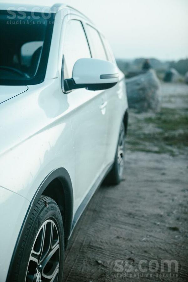 Balts Mitsubishi Outlander 2015 Daugavpils, ar dzinēja tilpumu 2.00 L un nobraukumu 326 tūkst. km par 5500 €, foto 10 vietnē AUTOMOTO.COM.LV