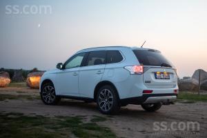 Balts Mitsubishi Outlander 2015 Daugavpils, ar dzinēja tilpumu 2.00 L un nobraukumu 326 tūkst. km par 5500 €, foto 3 vietnē AUTOMOTO.COM.LV