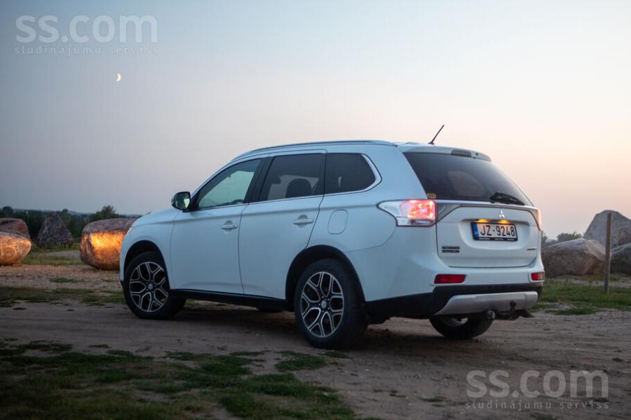 Balts Mitsubishi Outlander 2015 Daugavpils, ar dzinēja tilpumu 2.00 L un nobraukumu 326 tūkst. km par 5500 €, foto 3 vietnē AUTOMOTO.COM.LV