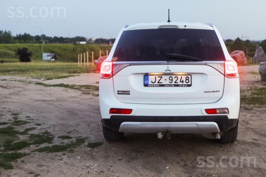 Balts Mitsubishi Outlander 2015 Daugavpils, ar dzinēja tilpumu 2.00 L un nobraukumu 326 tūkst. km par 5500 €, foto 5 vietnē AUTOMOTO.COM.LV