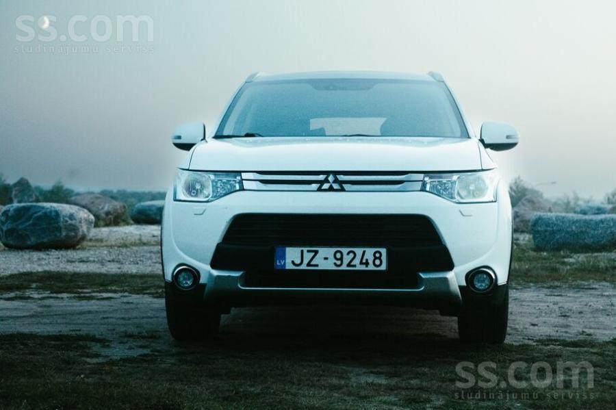 Balts Mitsubishi Outlander 2015 Daugavpils, ar dzinēja tilpumu 2.00 L un nobraukumu 326 tūkst. km par 5500 €, foto 14 vietnē AUTOMOTO.COM.LV