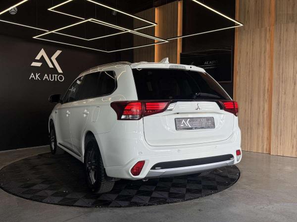 White Mitsubishi Outlander 2015 in Kaunas, with an engine capacity of 2.00 L and mileage of 118 thousand km for 15490 €, photo 9 on AUTOMOTO.COM.LV