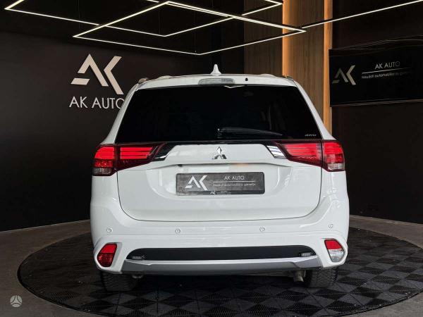 White Mitsubishi Outlander 2015 in Kaunas, with an engine capacity of 2.00 L and mileage of 118 thousand km for 15490 €, photo 10 on AUTOMOTO.COM.LV