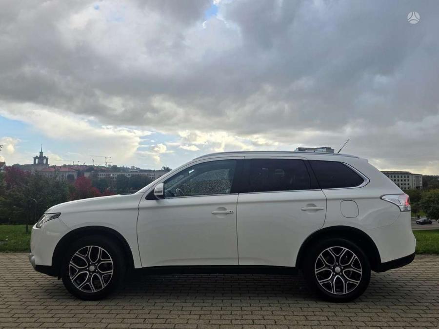 White Mitsubishi Outlander 2015 in Vilnius, with an engine capacity of 2.00 L and mileage of 219 thousand km for 8900 €, photo 3 on AUTOMOTO.COM.LV