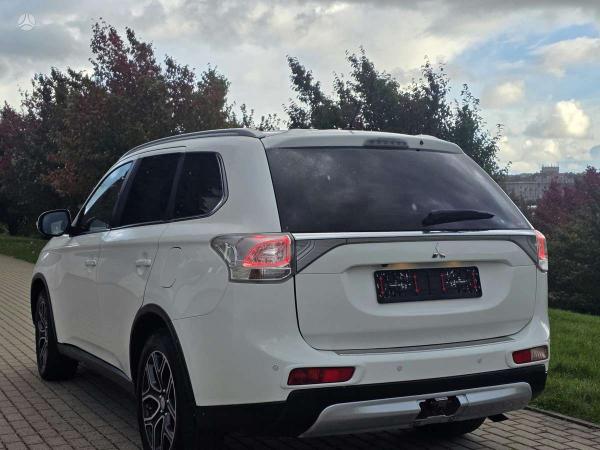 Mitsubishi Outlander 2015 Viļņa vietnē Balts Mitsubishi Outlander 2015 Viļņa, ar dzinēja tilpumu 2.00 L un nobraukumu 219 tūkst. km par 8900 €, foto 4 vietnē AUTOMOTO.COM.LV