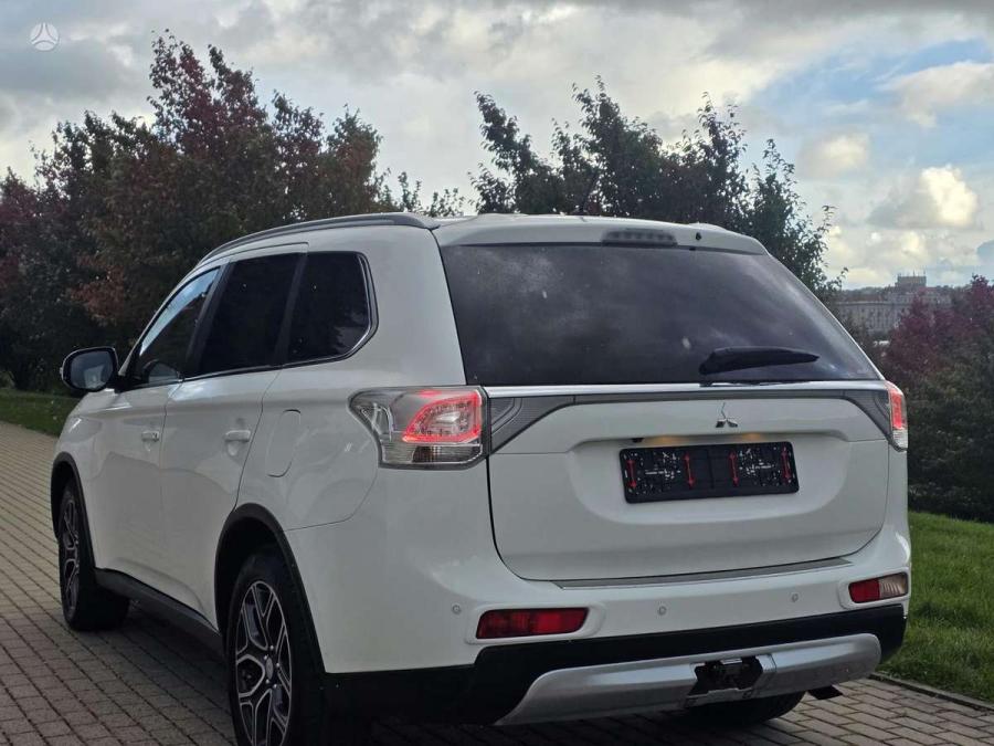 White Mitsubishi Outlander 2015 in Vilnius, with an engine capacity of 2.00 L and mileage of 219 thousand km for 8900 €, photo 4 on AUTOMOTO.COM.LV