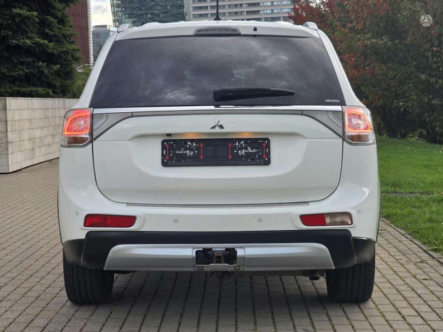 White Mitsubishi Outlander 2015 in Vilnius, with an engine capacity of 2.00 L and mileage of 219 thousand km for 8900 €, photo 5 on AUTOMOTO.COM.LV