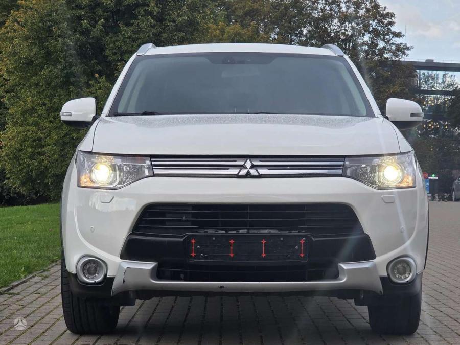 White Mitsubishi Outlander 2015 in Vilnius, with an engine capacity of 2.00 L and mileage of 219 thousand km for 8900 €, photo 7 on AUTOMOTO.COM.LV