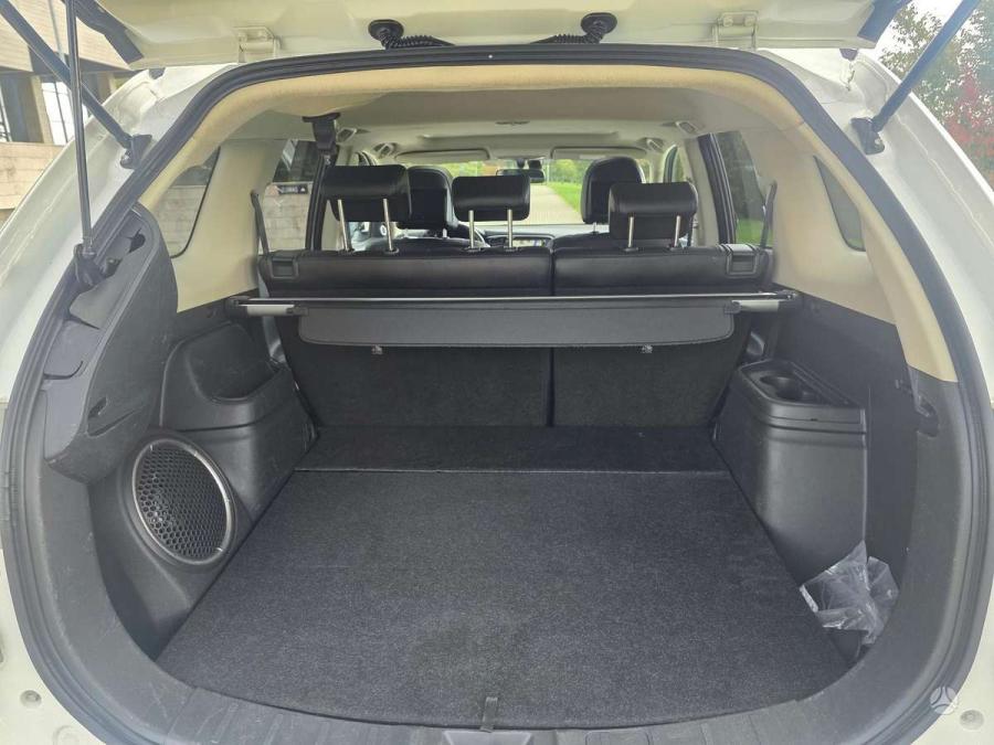 White Mitsubishi Outlander 2015 in Vilnius, with an engine capacity of 2.00 L and mileage of 219 thousand km for 8900 €, photo 9 on AUTOMOTO.COM.LV
