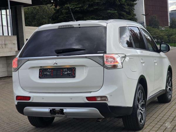 Mitsubishi Outlander 2015 Viļņa vietnē Balts Mitsubishi Outlander 2015 Viļņa, ar dzinēja tilpumu 2.00 L un nobraukumu 219 tūkst. km par 8900 €, foto 10 vietnē AUTOMOTO.COM.LV