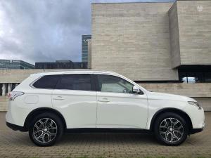 White Mitsubishi Outlander 2015 in Vilnius, with an engine capacity of 2.00 L and mileage of 219 thousand km for 8900 €, photo 11 on AUTOMOTO.COM.LV