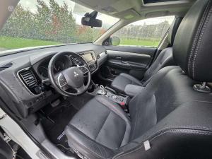 White Mitsubishi Outlander 2015 in Vilnius, with an engine capacity of 2.00 L and mileage of 219 thousand km for 8900 €, photo 12 on AUTOMOTO.COM.LV