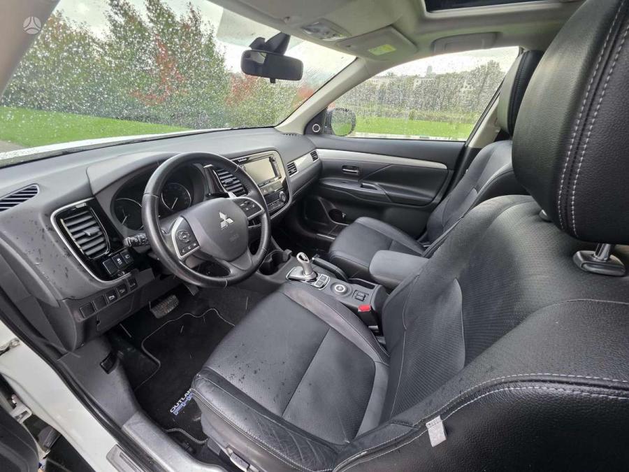 White Mitsubishi Outlander 2015 in Vilnius, with an engine capacity of 2.00 L and mileage of 219 thousand km for 8900 €, photo 12 on AUTOMOTO.COM.LV