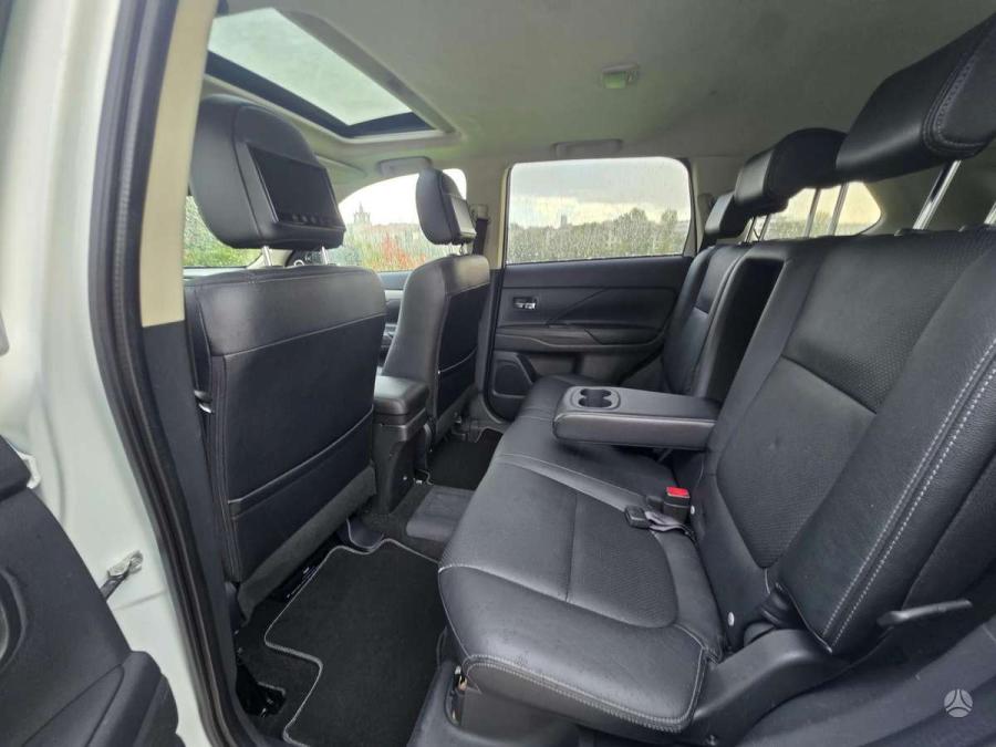 White Mitsubishi Outlander 2015 in Vilnius, with an engine capacity of 2.00 L and mileage of 219 thousand km for 8900 €, photo 13 on AUTOMOTO.COM.LV