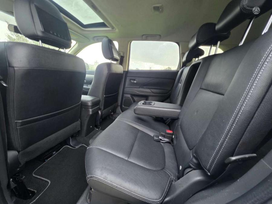 White Mitsubishi Outlander 2015 in Vilnius, with an engine capacity of 2.00 L and mileage of 219 thousand km for 8900 €, photo 14 on AUTOMOTO.COM.LV