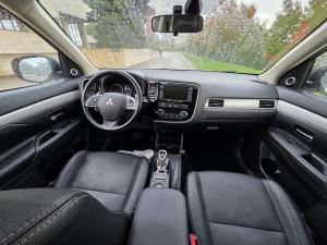 White Mitsubishi Outlander 2015 in Vilnius, with an engine capacity of 2.00 L and mileage of 219 thousand km for 8900 €, photo 18 on AUTOMOTO.COM.LV