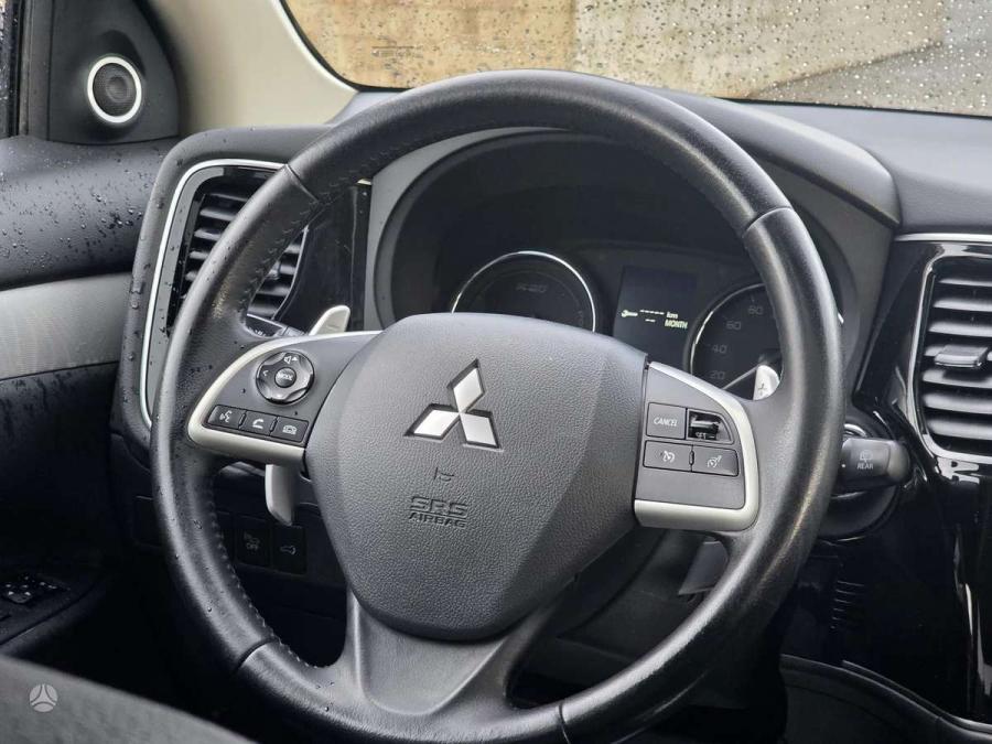 White Mitsubishi Outlander 2015 in Vilnius, with an engine capacity of 2.00 L and mileage of 219 thousand km for 8900 €, photo 20 on AUTOMOTO.COM.LV