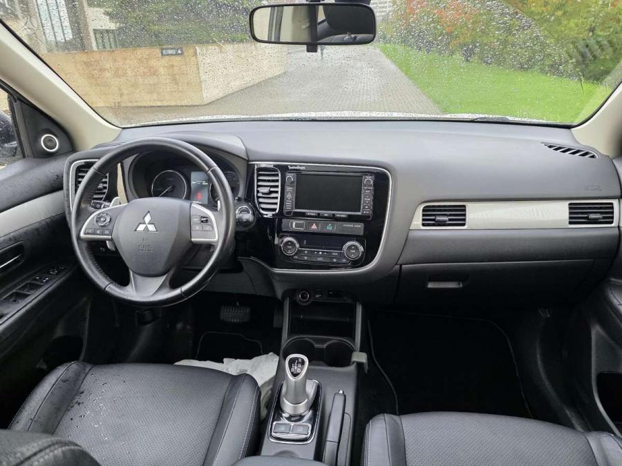 White Mitsubishi Outlander 2015 in Vilnius, with an engine capacity of 2.00 L and mileage of 219 thousand km for 8900 €, photo 21 on AUTOMOTO.COM.LV