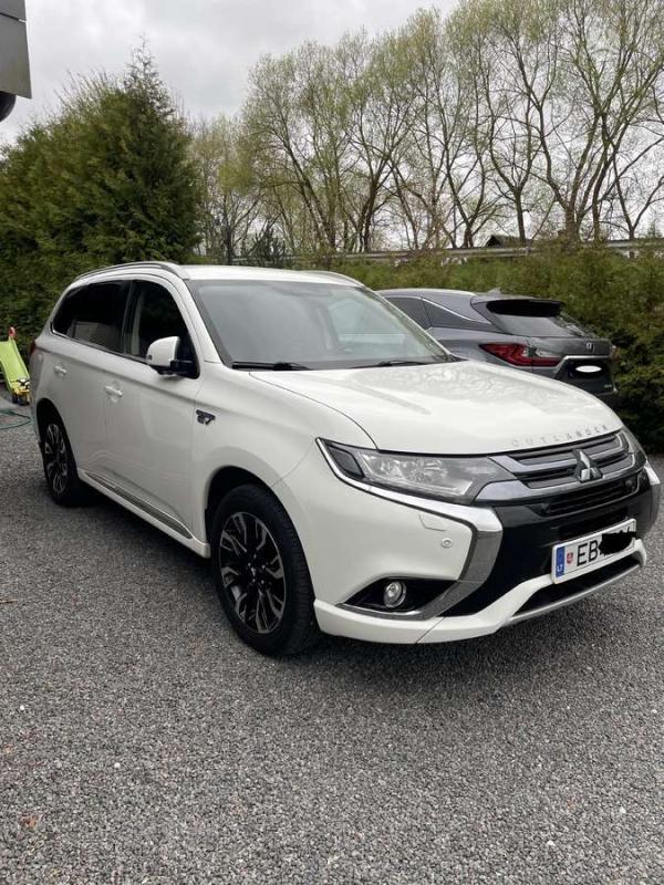 White Mitsubishi Outlander 2016 in Vilnius, with an engine capacity of 2.00 L and mileage of 171 thousand km for 10900 €, photo 2 on AUTOMOTO.COM.LV