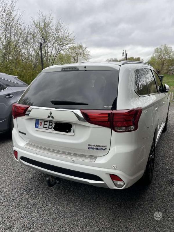 White Mitsubishi Outlander 2016 in Vilnius, with an engine capacity of 2.00 L and mileage of 171 thousand km for 10900 €, photo 3 on AUTOMOTO.COM.LV