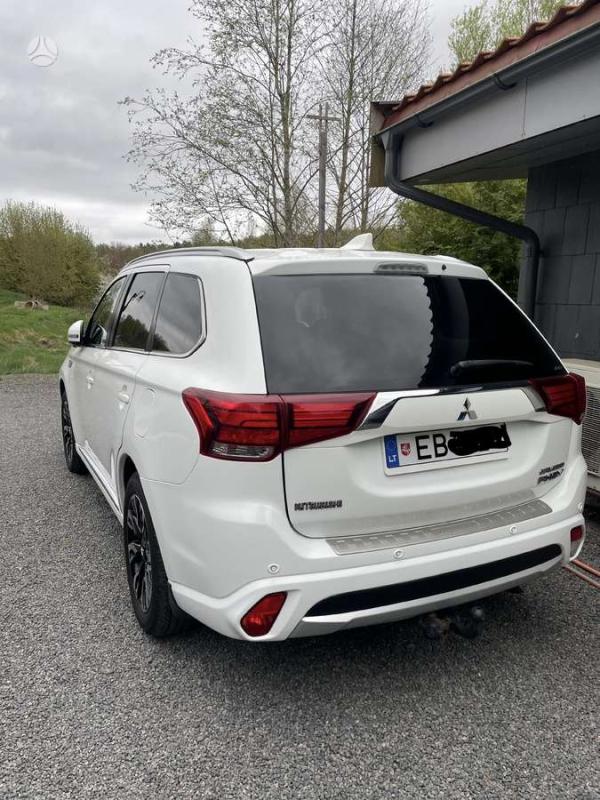 White Mitsubishi Outlander 2016 in Vilnius, with an engine capacity of 2.00 L and mileage of 171 thousand km for 10900 €, photo 4 on AUTOMOTO.COM.LV