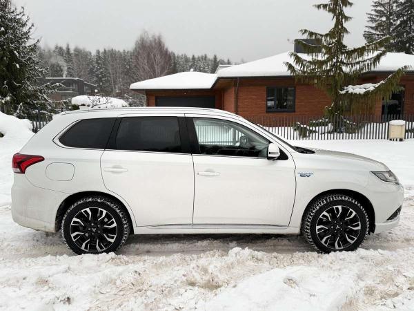 Balts Mitsubishi Outlander 2016 Viļņa, ar dzinēja tilpumu 2.00 L un nobraukumu 237 tūkst. km par 12400 €, foto 4 vietnē AUTOMOTO.COM.LV