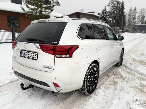 Balts Mitsubishi Outlander 2016 Viļņa, ar dzinēja tilpumu 2.00 L un nobraukumu 237 tūkst. km par 12400 €, foto 5 vietnē AUTOMOTO.COM.LV