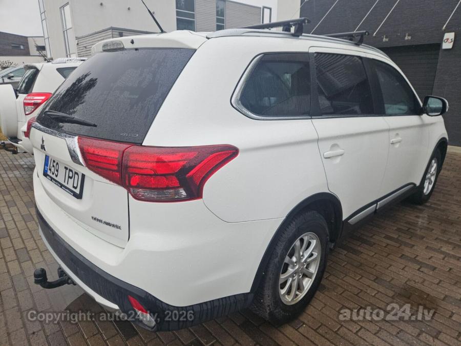 White Mitsubishi Outlander 2016 in Tartu, with an engine capacity of 2.30 L and mileage of 221 thousand km for 12790 €, photo 5 on AUTOMOTO.COM.LV