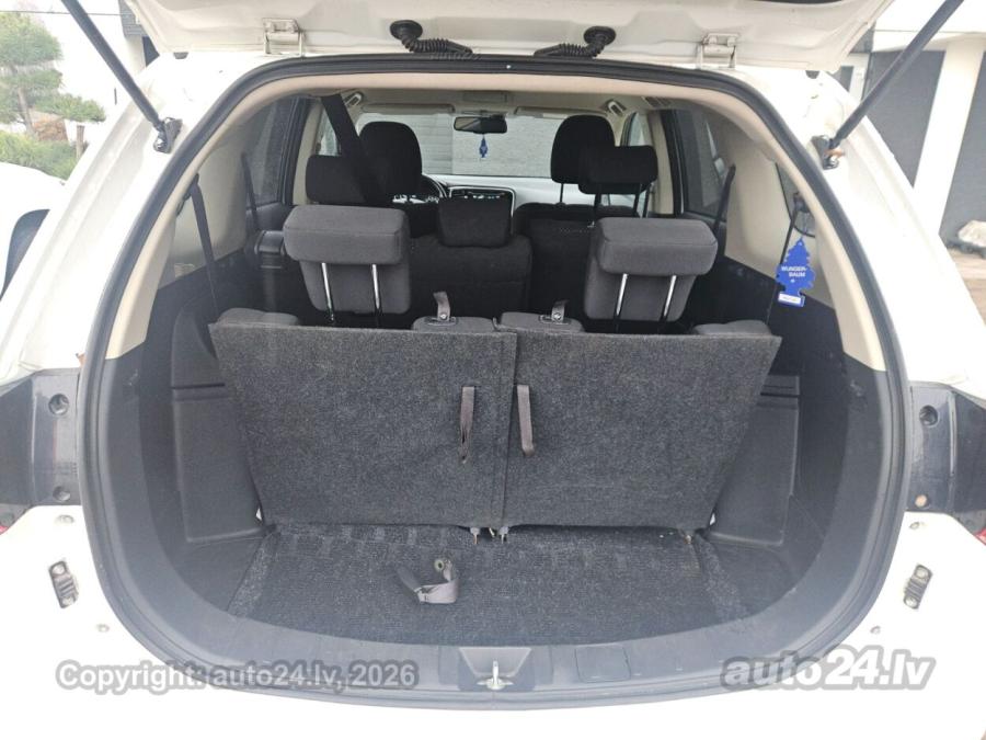 White Mitsubishi Outlander 2016 in Tartu, with an engine capacity of 2.30 L and mileage of 221 thousand km for 12790 €, photo 8 on AUTOMOTO.COM.LV