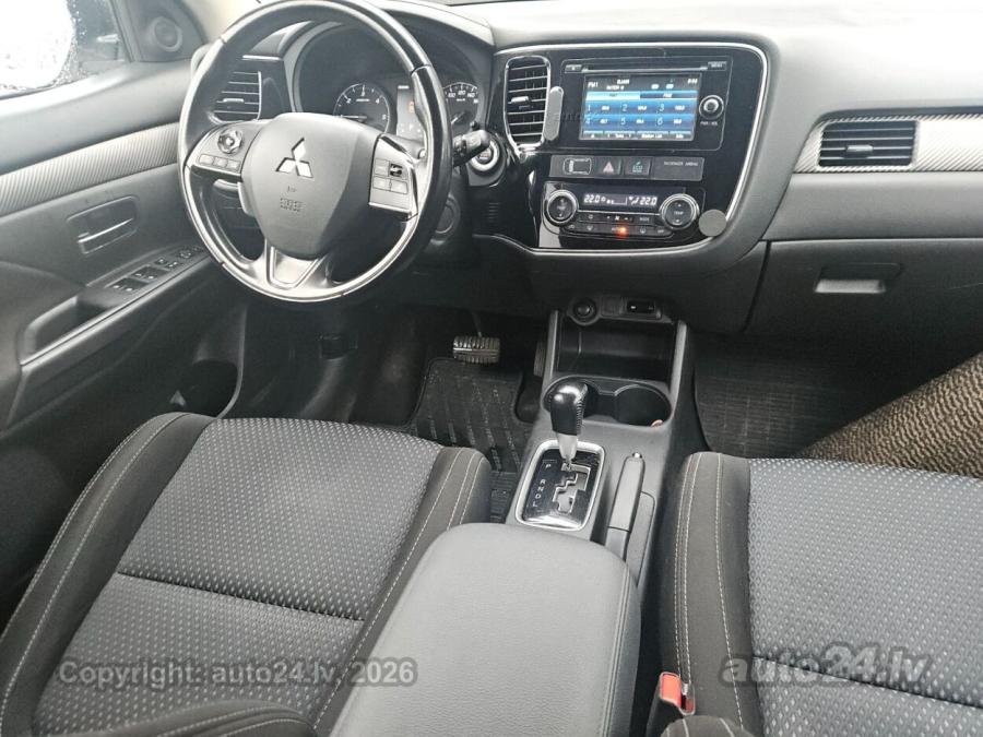 White Mitsubishi Outlander 2016 in Tartu, with an engine capacity of 2.30 L and mileage of 221 thousand km for 12790 €, photo 9 on AUTOMOTO.COM.LV