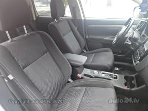 White Mitsubishi Outlander 2016 in Tartu, with an engine capacity of 2.30 L and mileage of 221 thousand km for 12790 €, photo 10 on AUTOMOTO.COM.LV