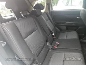 White Mitsubishi Outlander 2016 in Tartu, with an engine capacity of 2.30 L and mileage of 221 thousand km for 12790 €, photo 11 on AUTOMOTO.COM.LV