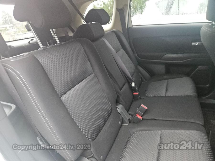 White Mitsubishi Outlander 2016 in Tartu, with an engine capacity of 2.30 L and mileage of 221 thousand km for 12790 €, photo 11 on AUTOMOTO.COM.LV