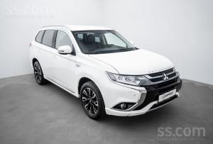 White Mitsubishi Outlander 2016 in Tallinn, with an engine capacity of 2.00 L and mileage of 186 thousand km for 11899 €, photo 4 on AUTOMOTO.COM.LV