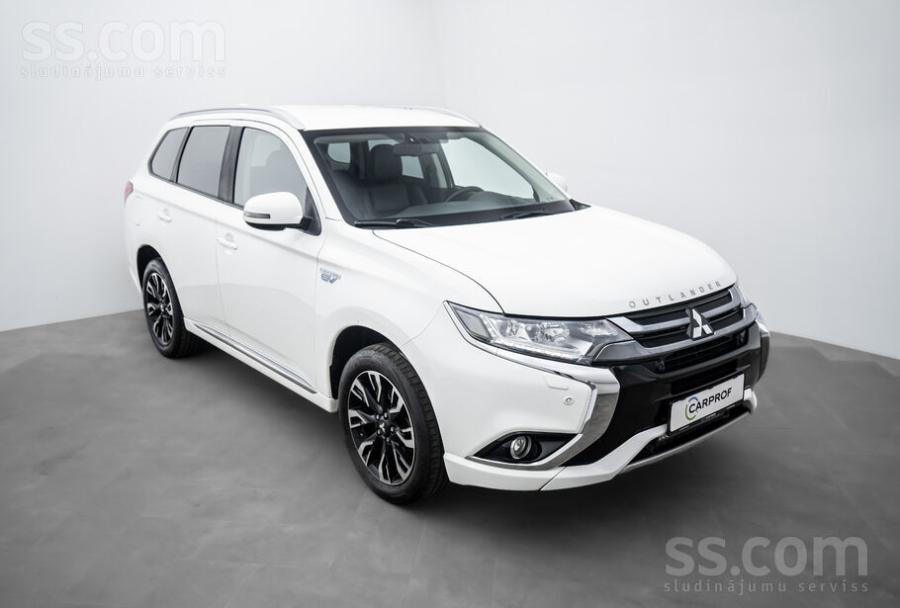 White Mitsubishi Outlander 2016 in Tallinn, with an engine capacity of 2.00 L and mileage of 186 thousand km for 11899 €, photo 4 on AUTOMOTO.COM.LV
