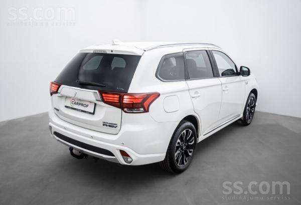 White Mitsubishi Outlander 2016 in Tallinn, with an engine capacity of 2.00 L and mileage of 186 thousand km for 11899 €, photo 4 on AUTOMOTO.COM.LV